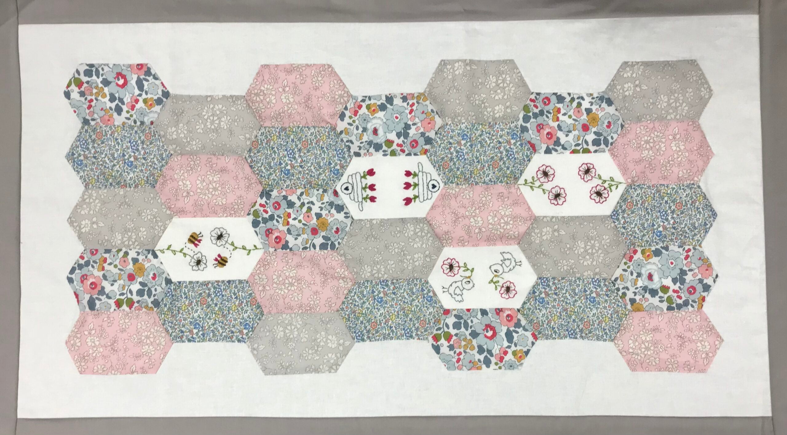 Millie’s Table Runner pattern and fabric kit – Heirloom Quilters
